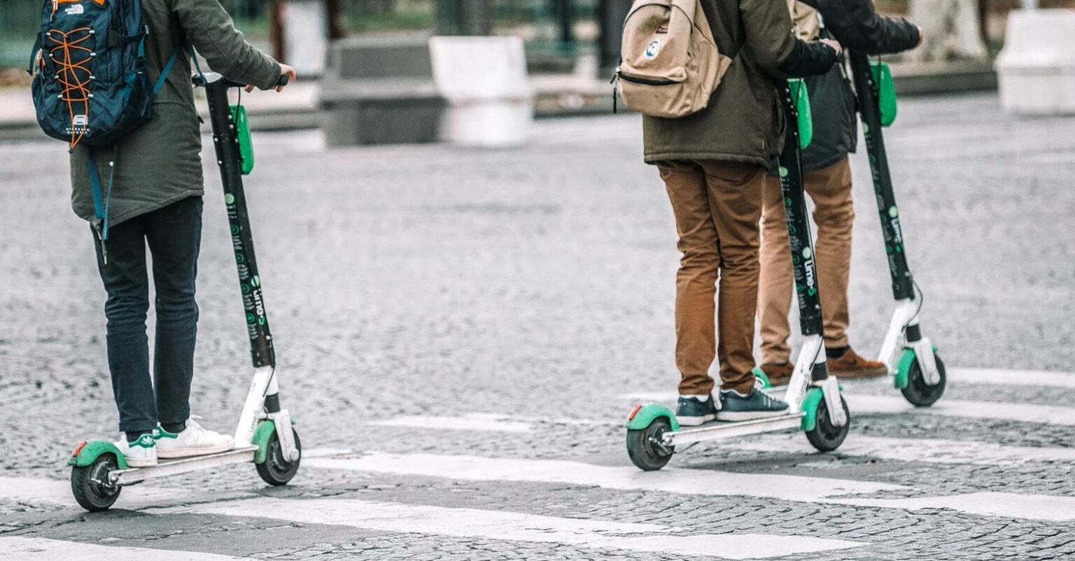Cei care folosesc trotinete electrice pot fi amendați. Decizia luată de ...