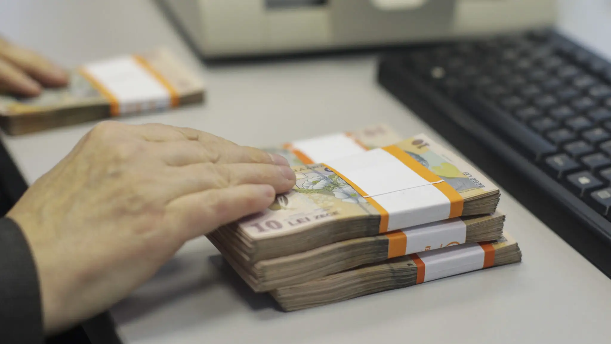 Veste proastă pentru românii cu credite în lei la bănci. ROBOR a ...
