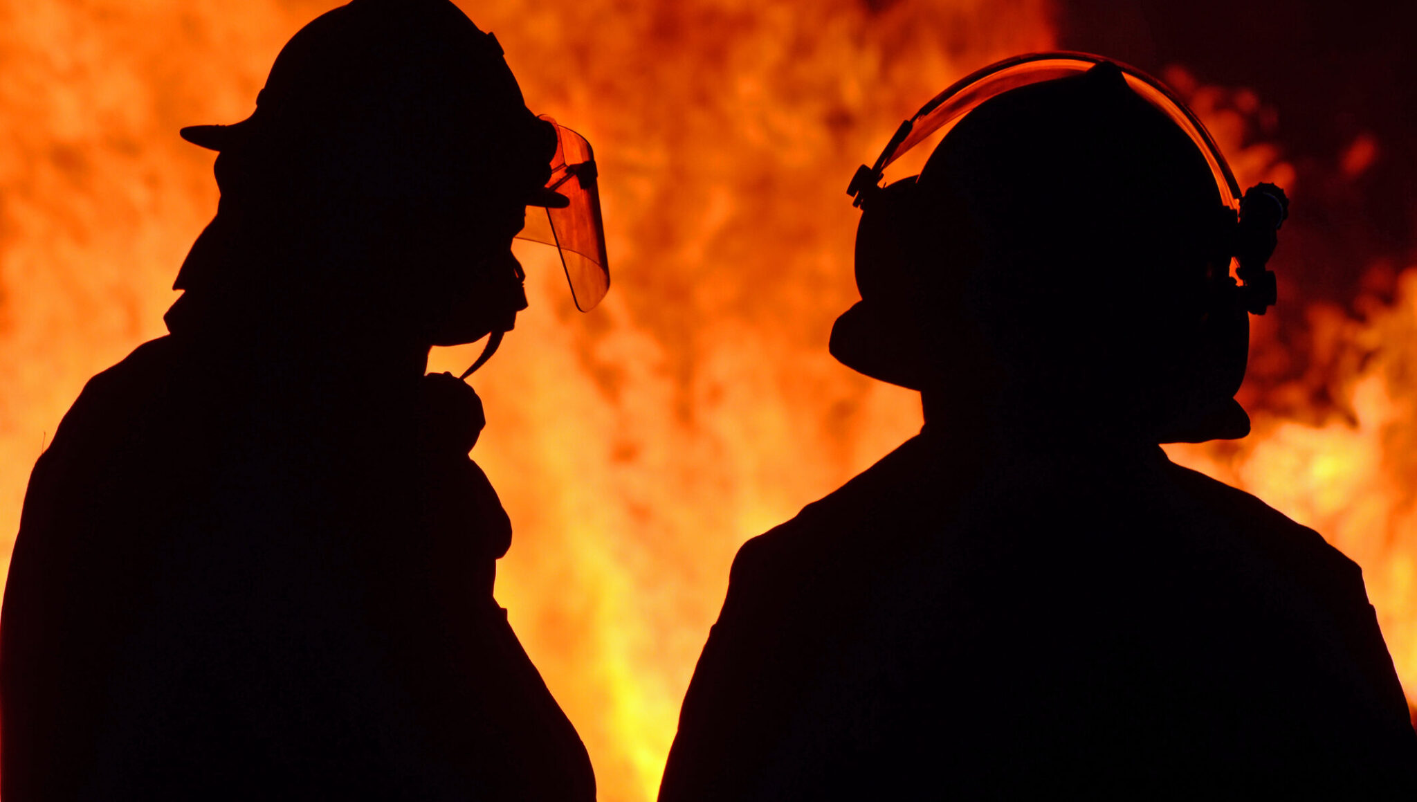 Arde România! Incendiu puternic de vegetație. Trei echipaje de pompieri ...