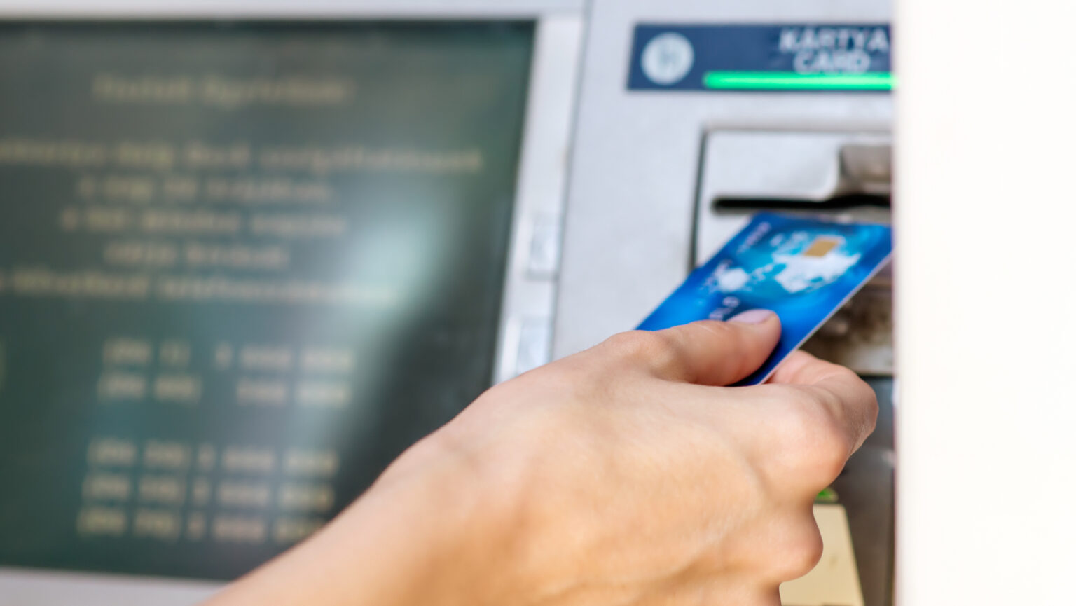 TAXĂ la bancomat. Avertisment pentru cei care retrag bani de la ATM – Capital