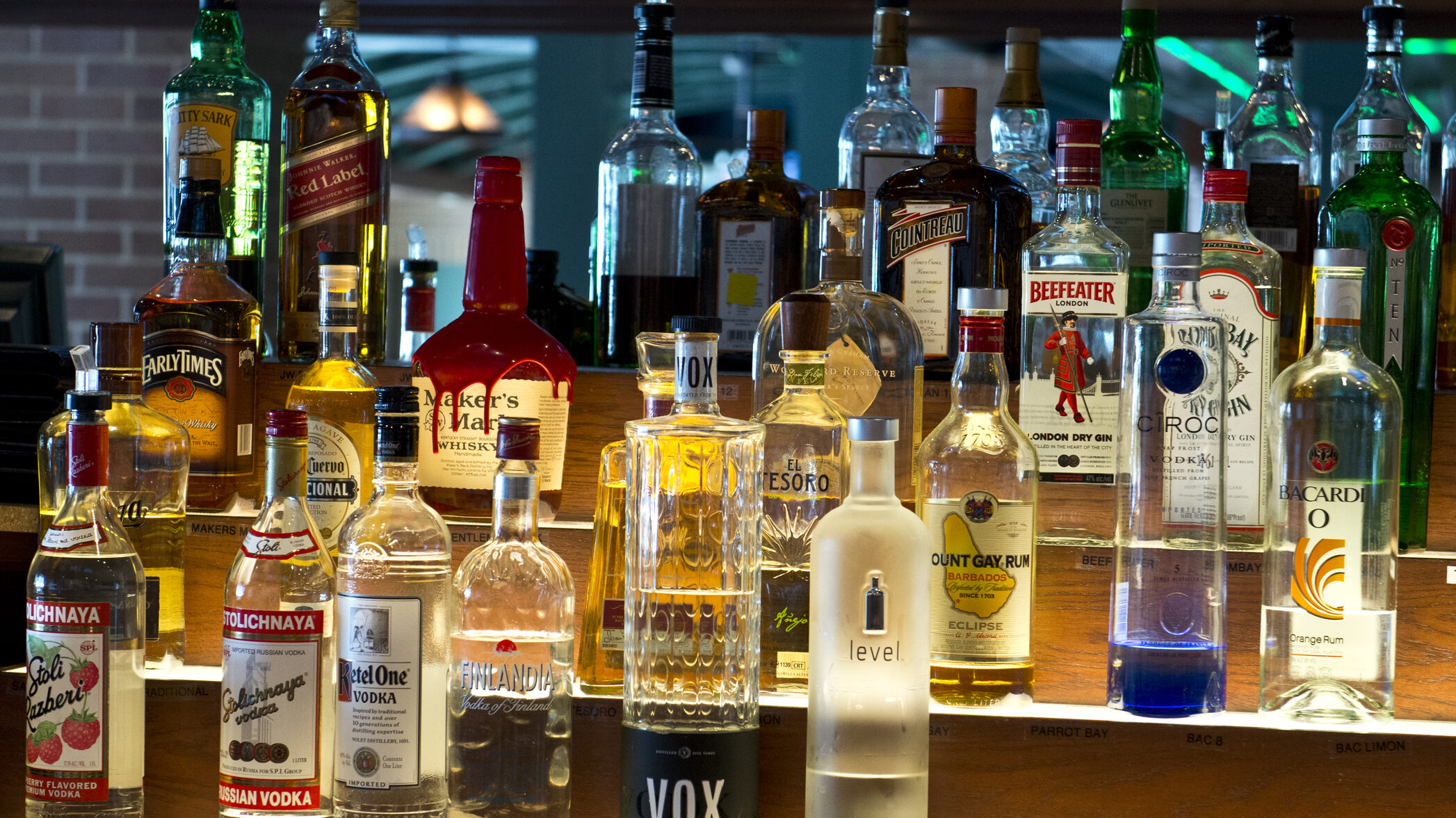 Industria de băuturi spirtoase aduce bani grei la stat. Taxe de 1,98 ...