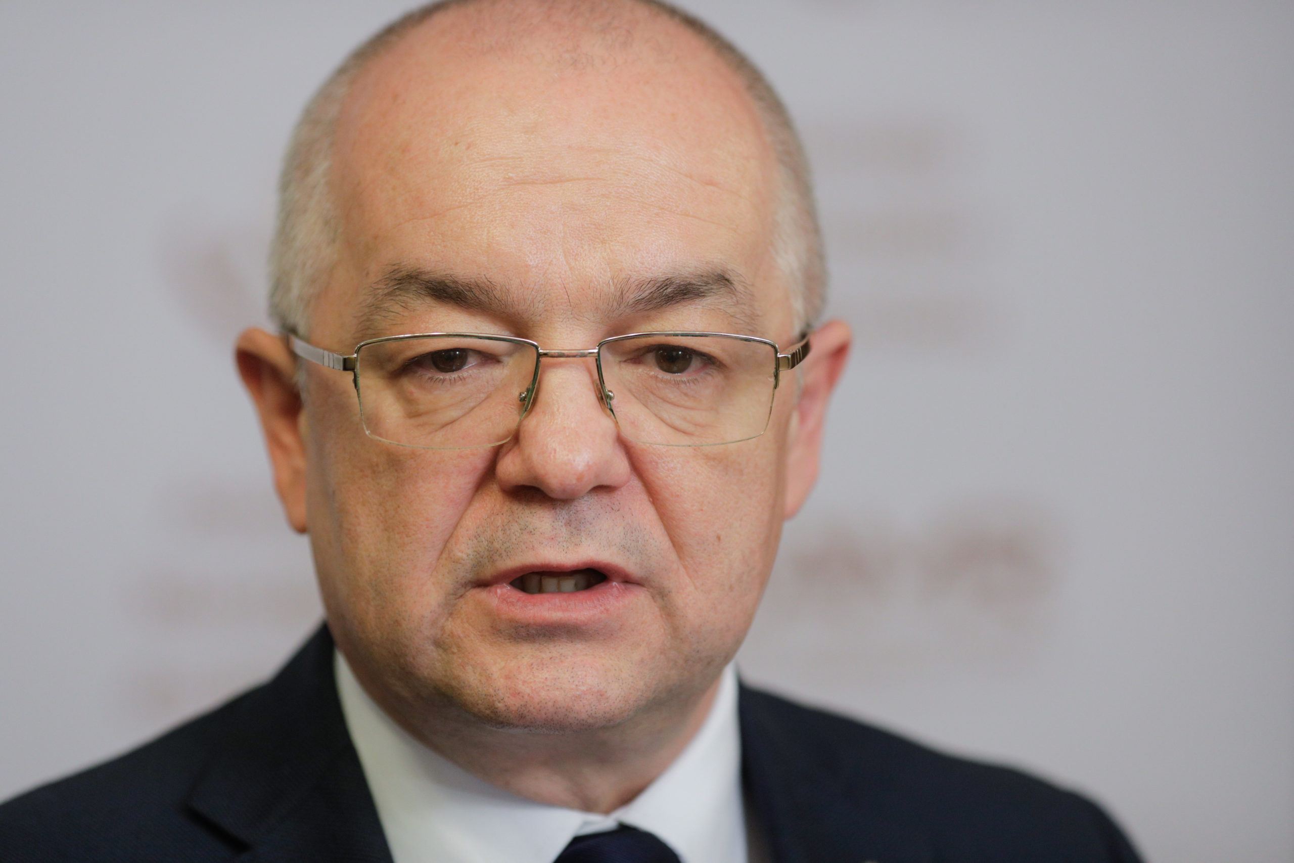 Emil Boc: Am semnat contractul de furnizare pentru 18 autobuze electrice