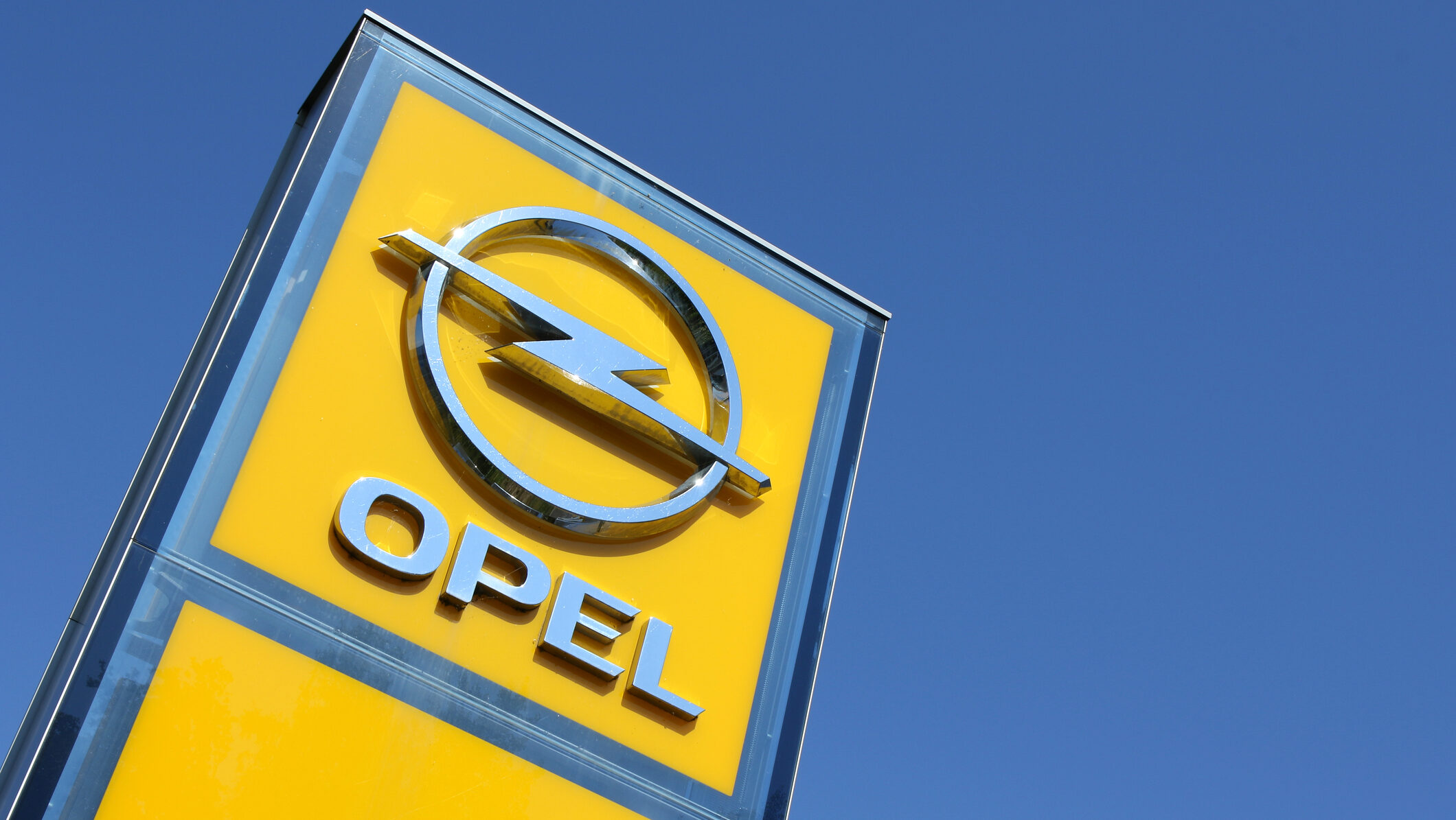 Opel, nevoit să schimbe strategia. Nu mai renunță la mașinile pe ...