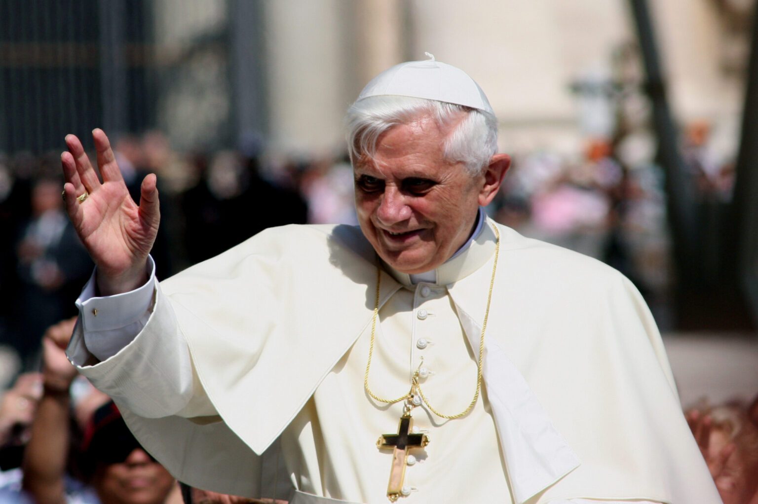 Imagini cu trupul fostului papă, Benedict al XVI-lea. Vaticanul a ...