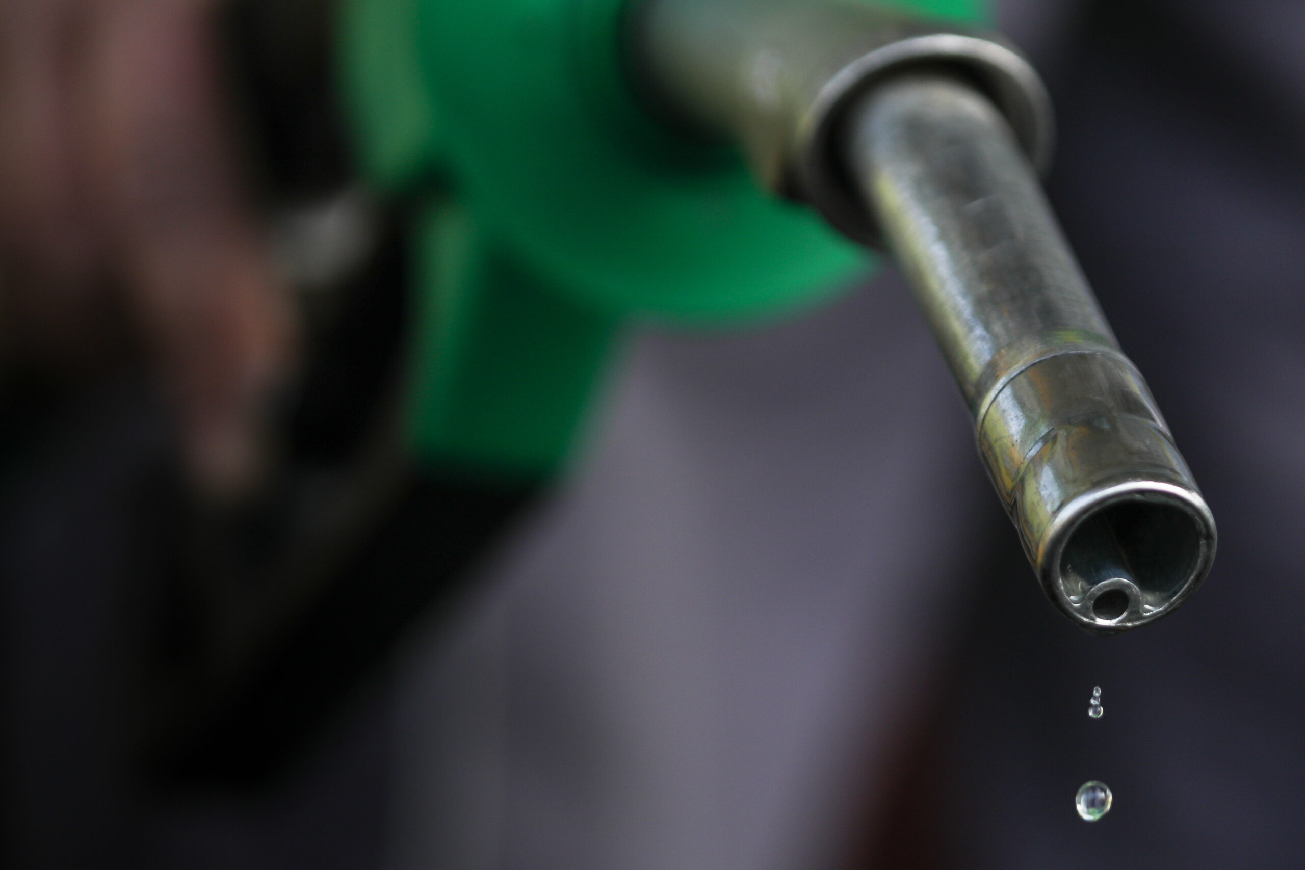 Prețul carburanților, joi, 8 decembrie. Motorina a ajuns la cel mai mic ...