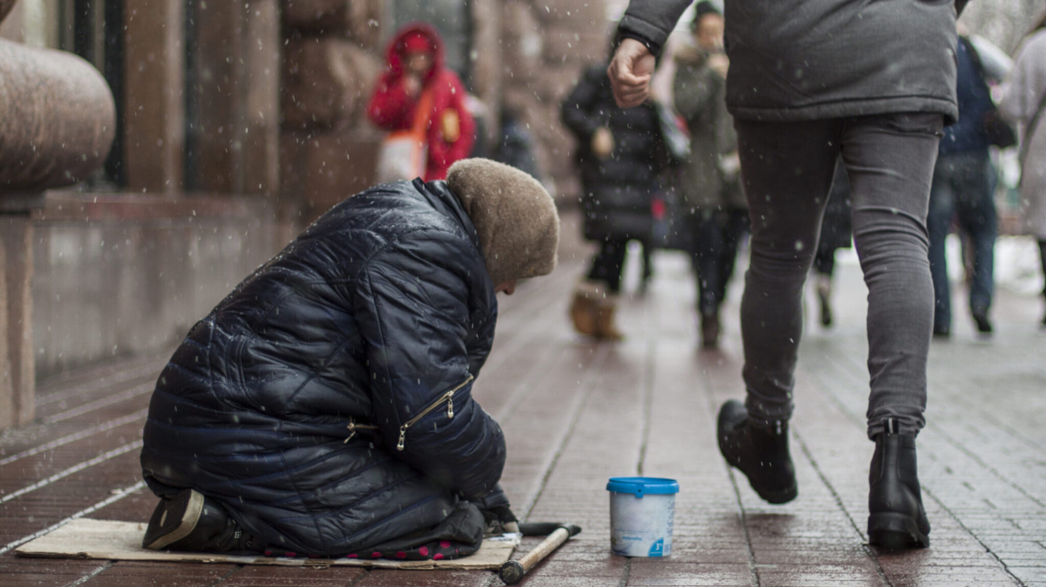 Cât de mulți bani câștigă un cerșetor în România. Face de rușine ...