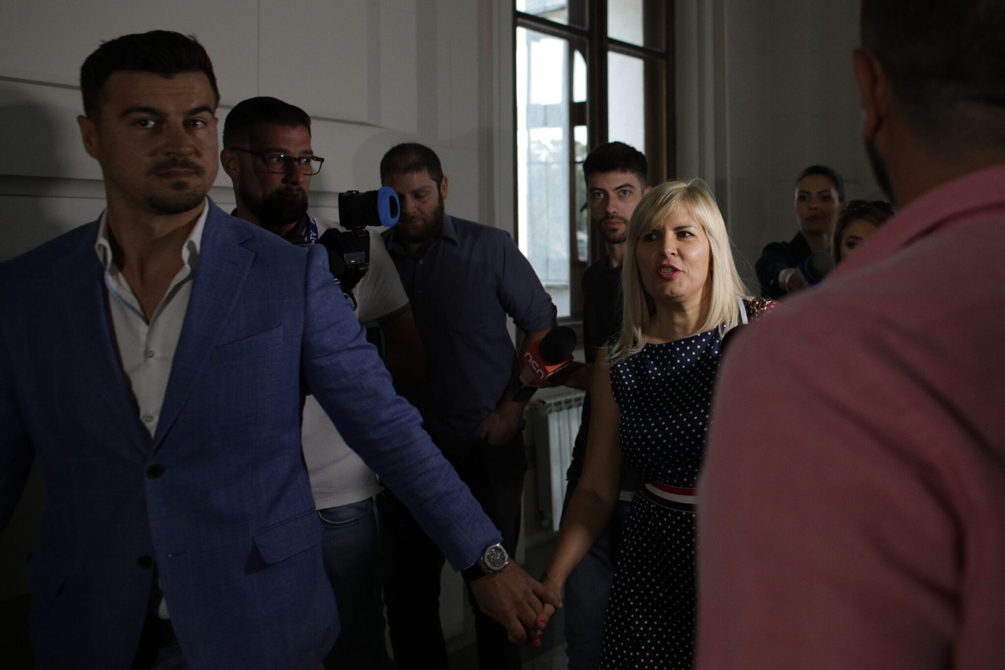 Ce face iubitul Elenei Udrea în timp ce ea e la închisoare! Cu cine a ieșit în oraș Adrian ...