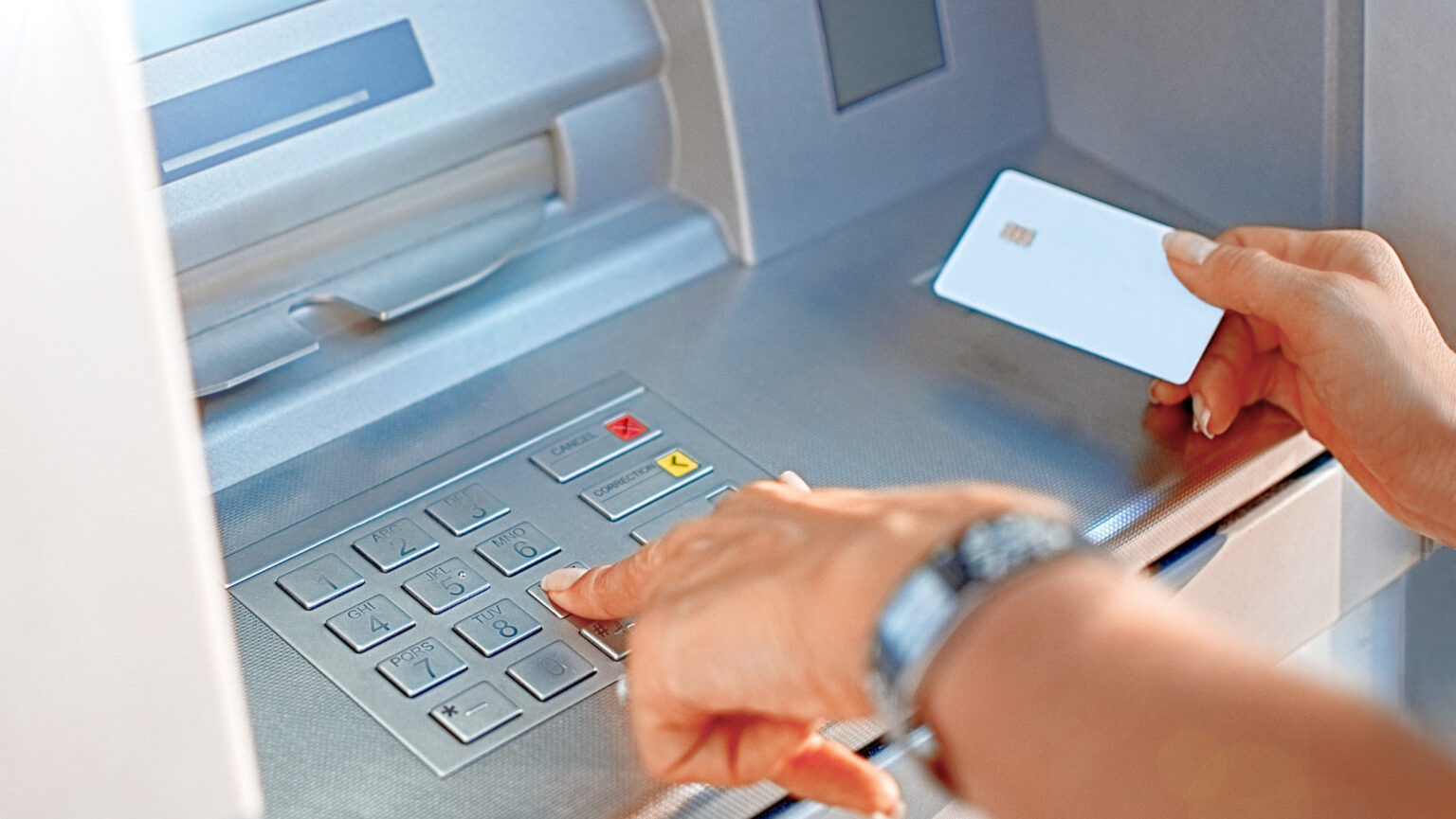 Anunț pentru cei care retrag cash de la bancomat! Toți cei care au bani pe card trebuie să știe