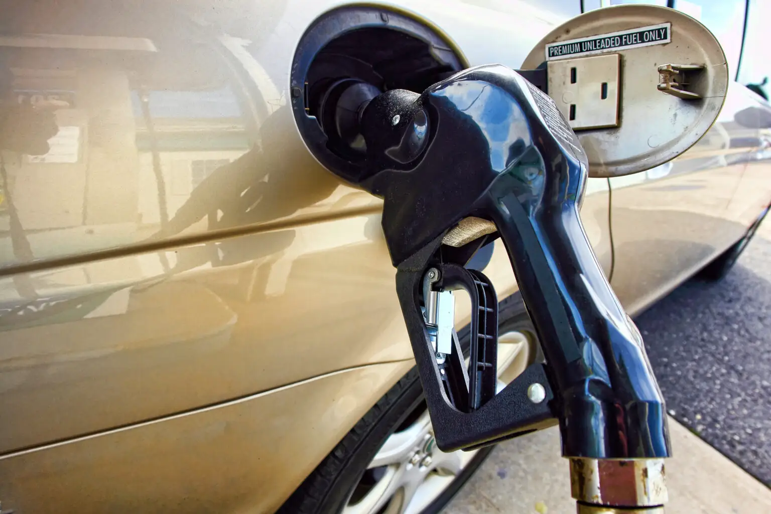 Prețul la carburanți astăzi, 2 februarie. Cât costă litrul de benzină ...