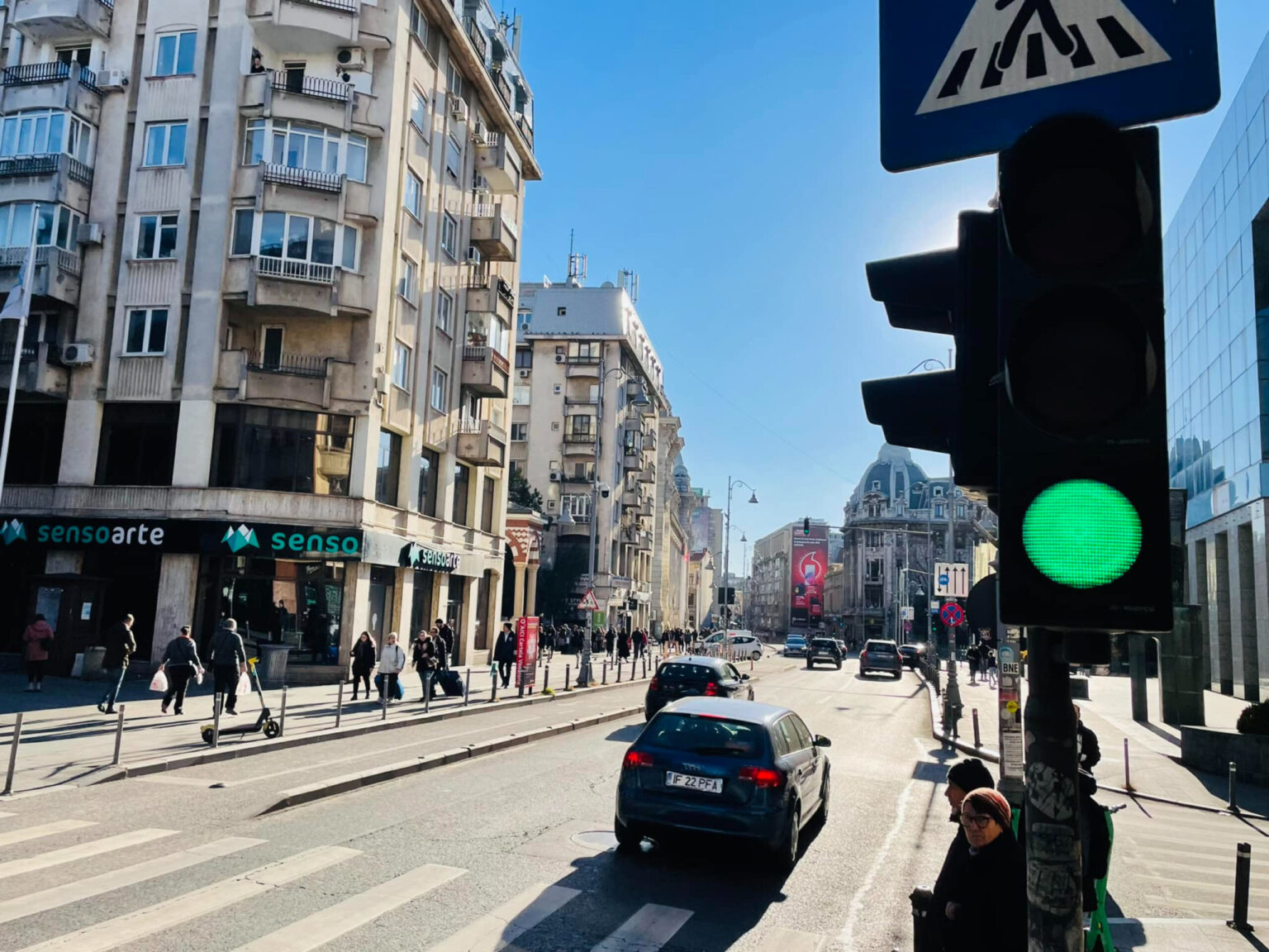 Codul Rutier 2024. Trebuie să oprești și dacă ai verde. Legea uitată de ...