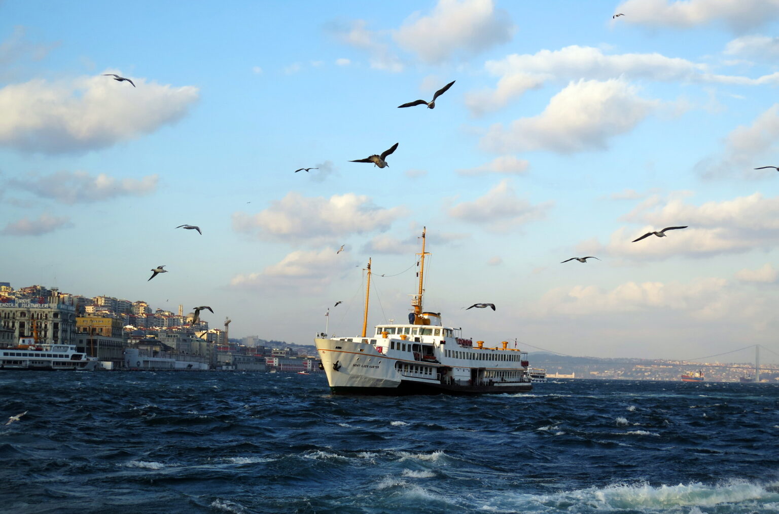 O navă ucraineană a eșuat în strâmtoarea Bosfor din Istanbul, blocând ...