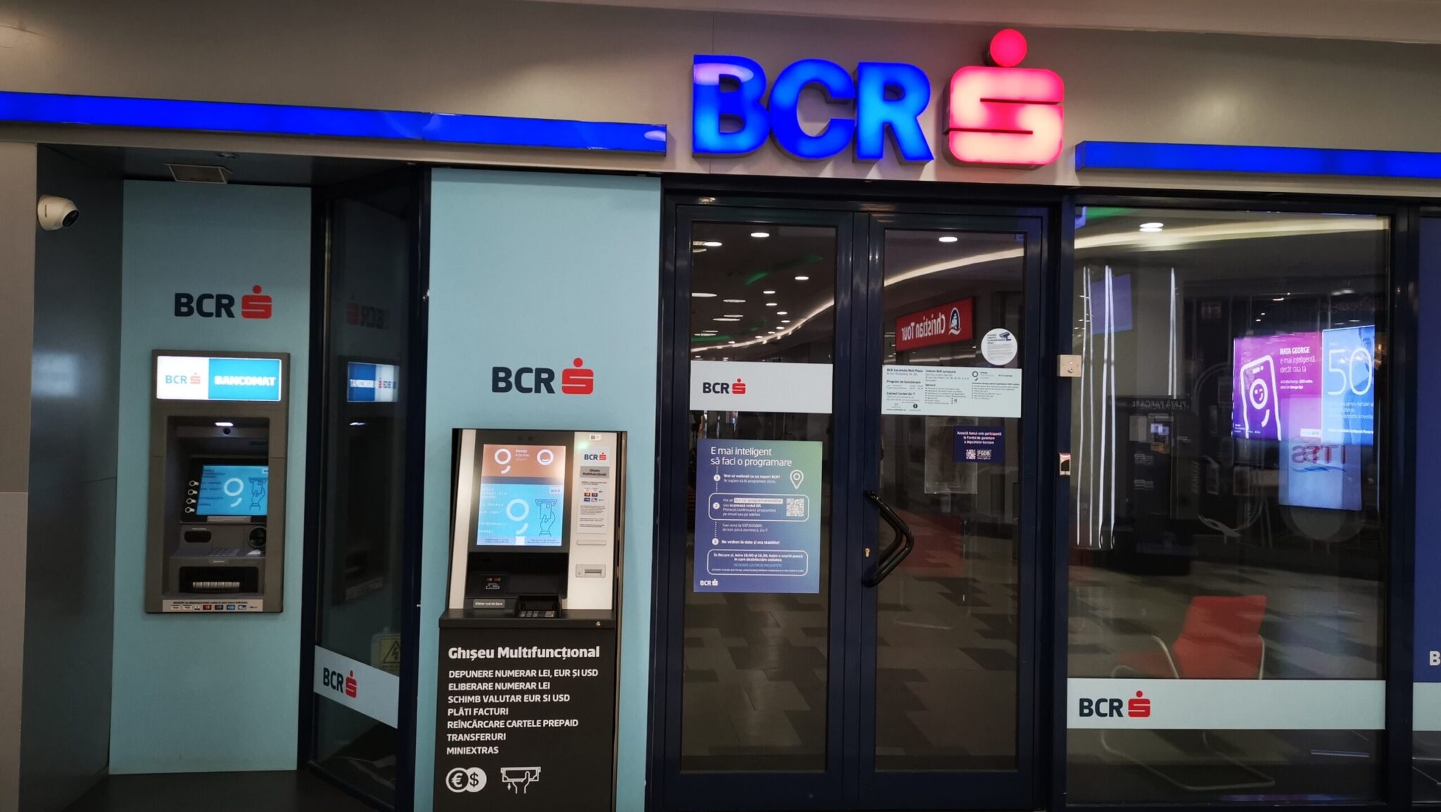 Anunț oficial pentru clienții BCR. Cardurile de debit se transformă