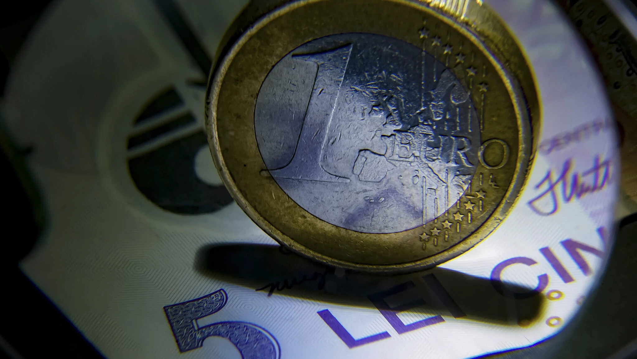 Anunț pentru românii care țin euro sau dolari la saltea. Ce trebuie să ...