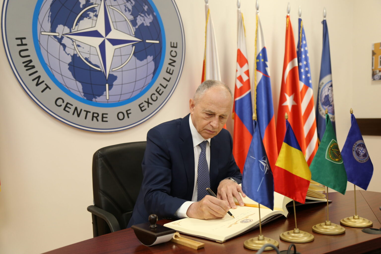 Mircea Geoană, vizită la Centrul de excelență NATO de la Oradea: Acest ...