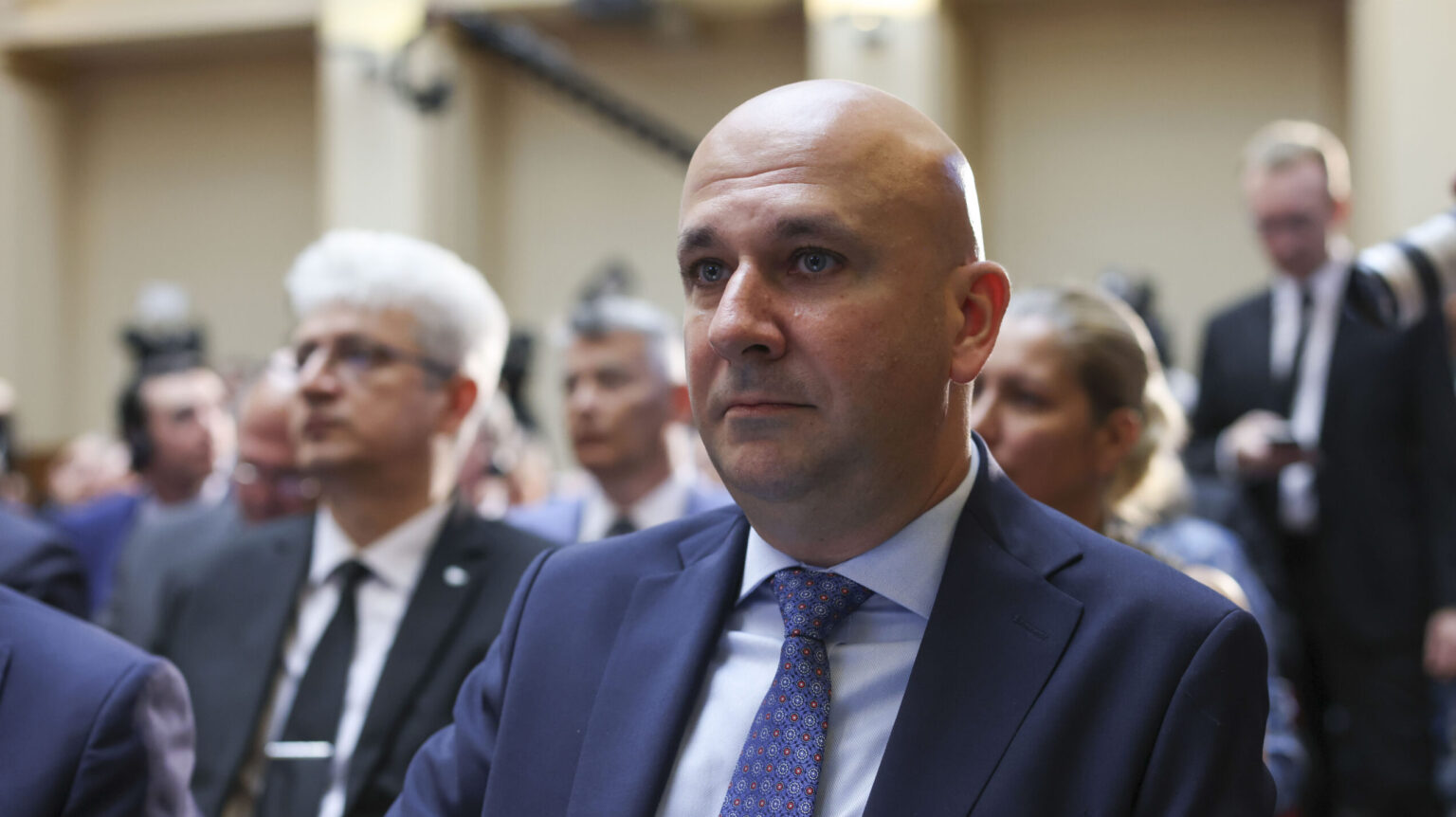 Câți bani au investit românii în Hidroelectrica. Bogdan Badea a spus ...