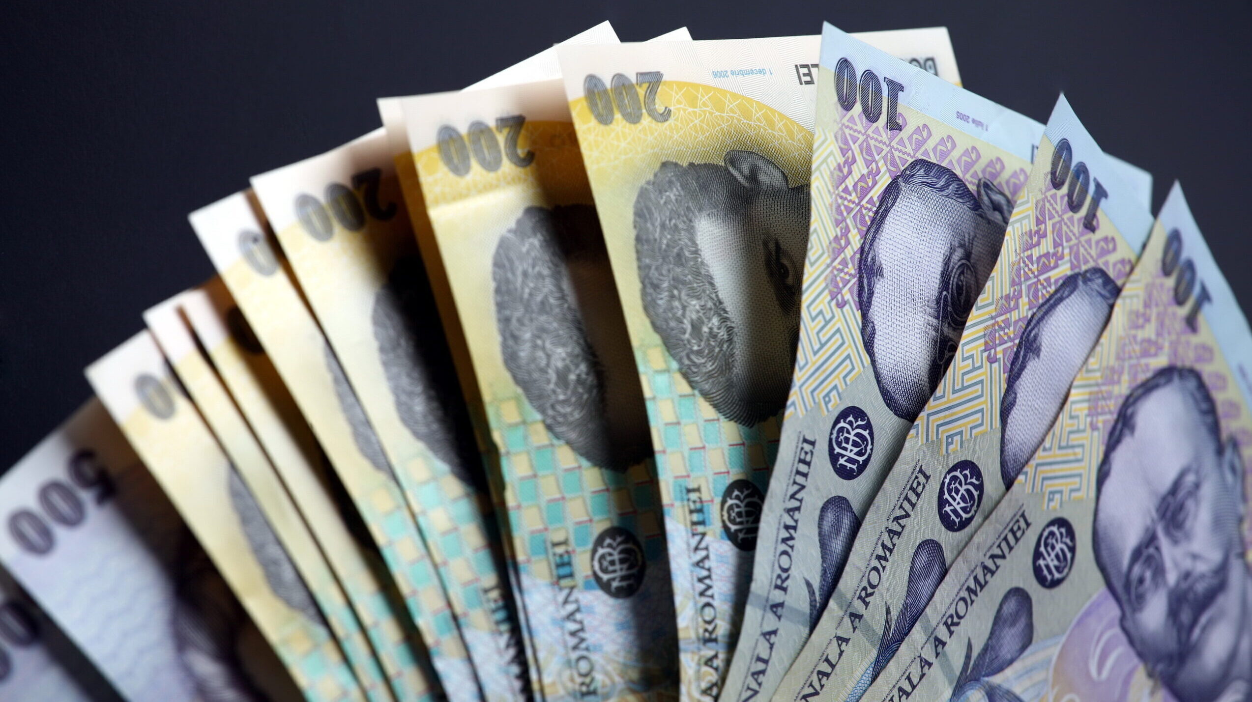 Scapă cât mai repede de aceste două bancnote! Vor fi retrase