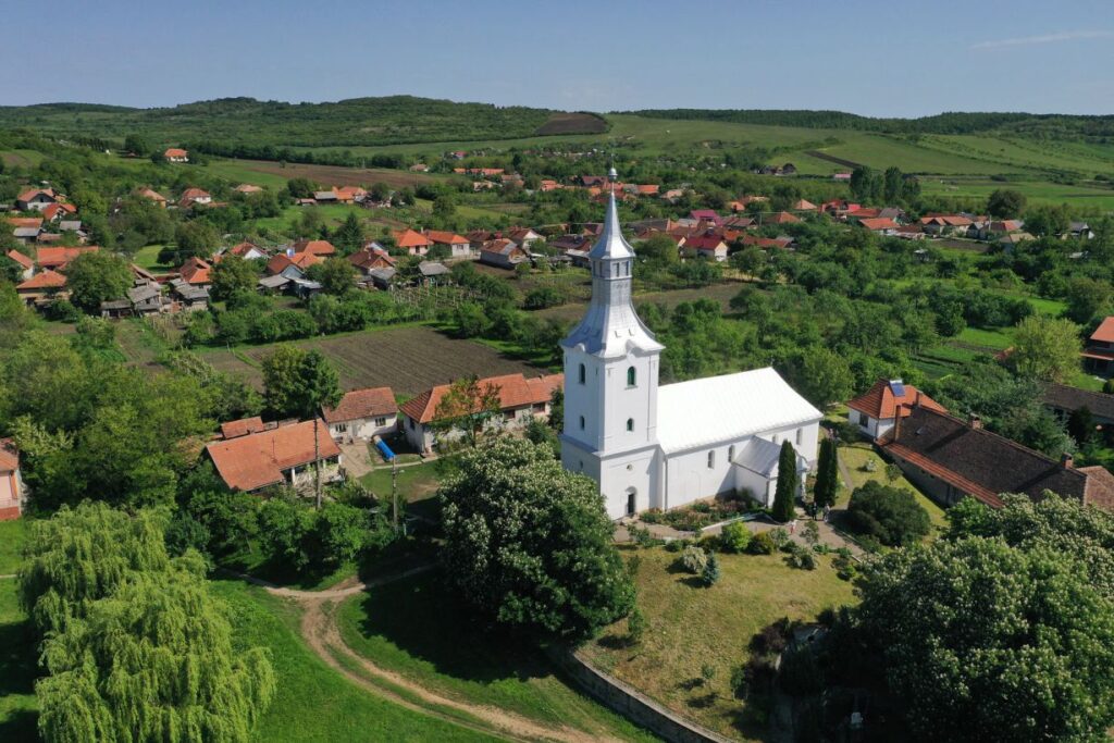 Satul din România de o frumusețe ieșită din comun! Este un loc cu ...