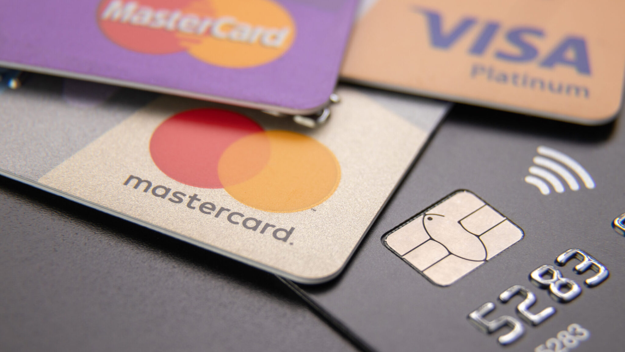 Românii cu card bancar primesc banii înapoi.