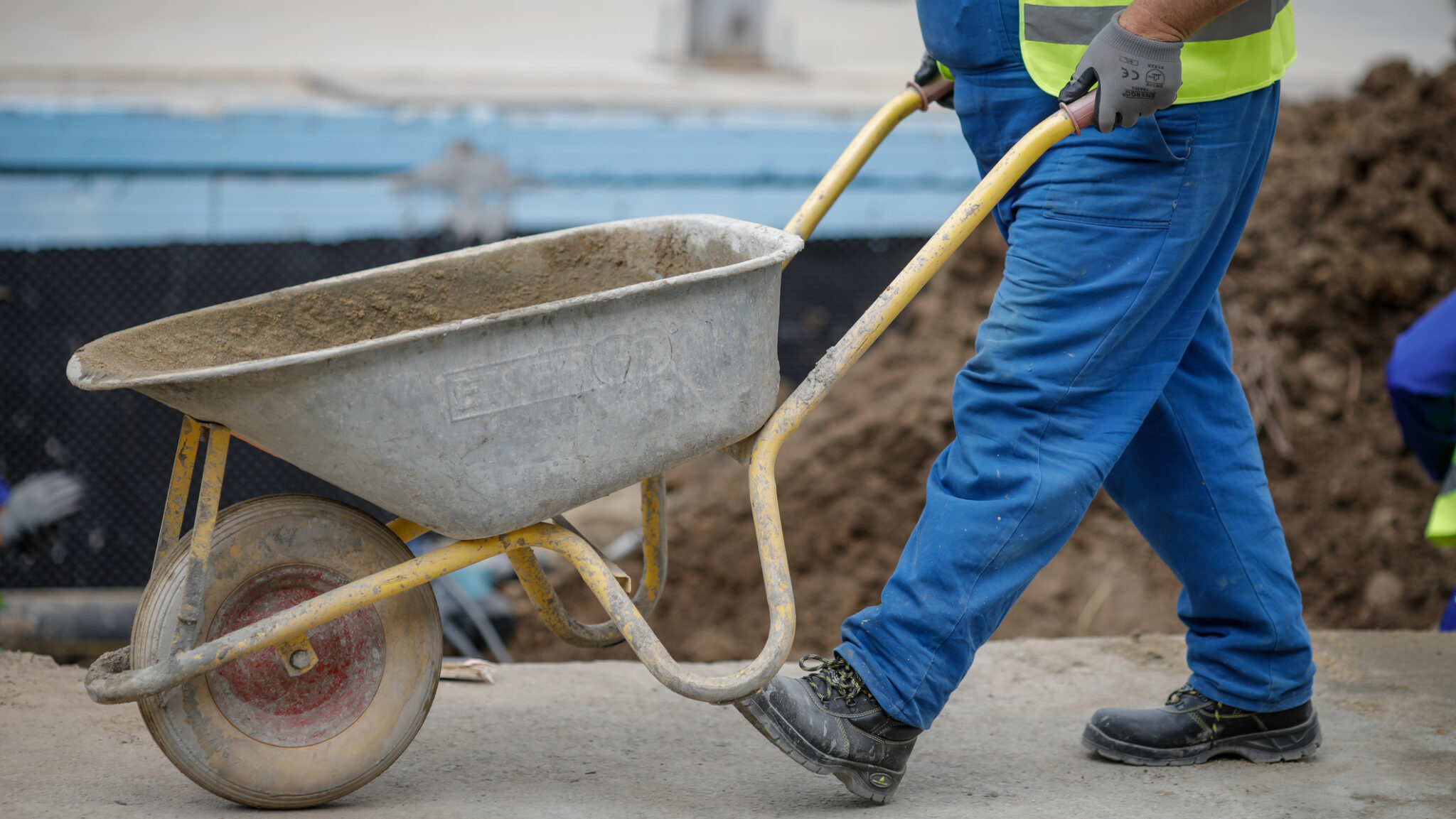 Vin 100.000 de lucrători străini în România. Guvernul a dat undă verde