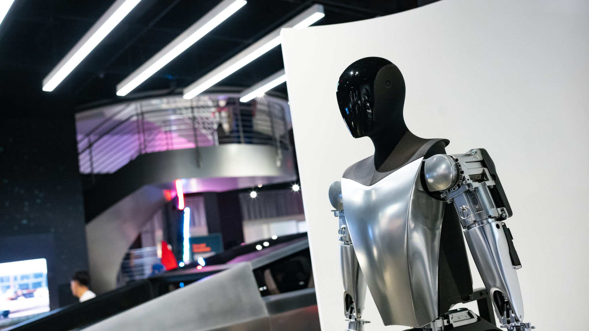 Panică la o fabrică de mașini Tesla! Un robot a atacat un inginer