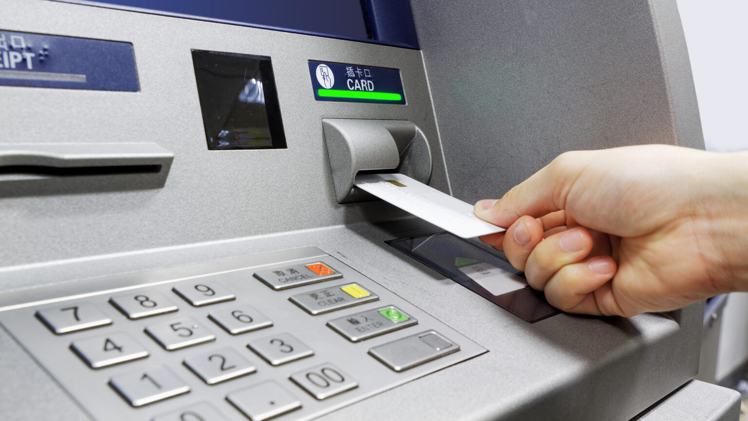 Informație pentru cei care scot bani de la bancomat. Se aplică tarife extra în vacanță: Ești ...