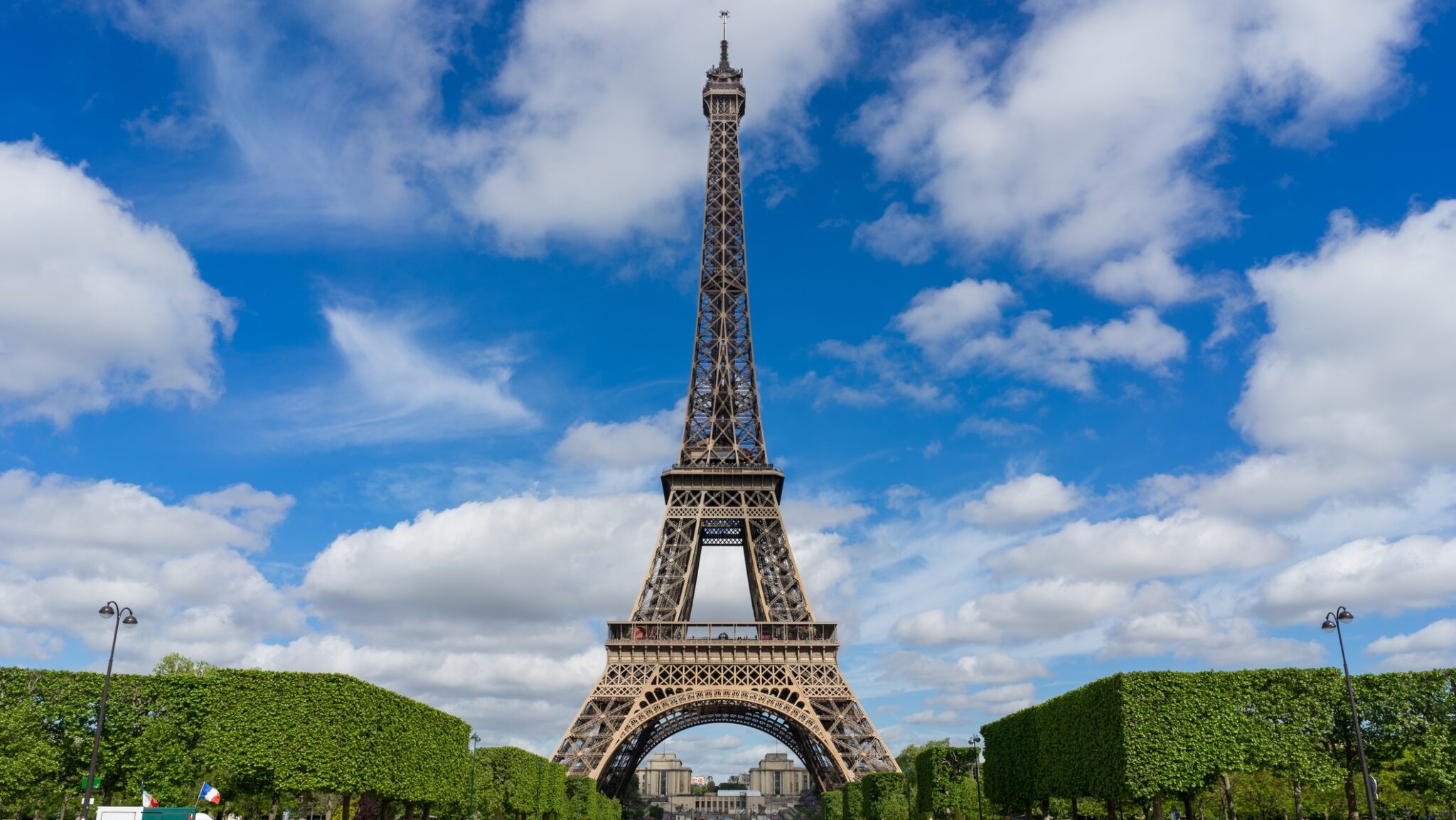 Incendiu la Turnul Eiffel. Aproape 1.200 de turiști au fost evacuați ...