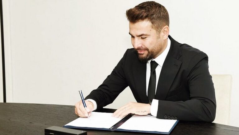 Ce salariu va avea Adrian Mutu la CFR Cluj. S-a aflat suma exactă Ce salariu va avea Adrian Mutu la CFR Cluj. S-a aflat suma exactă
