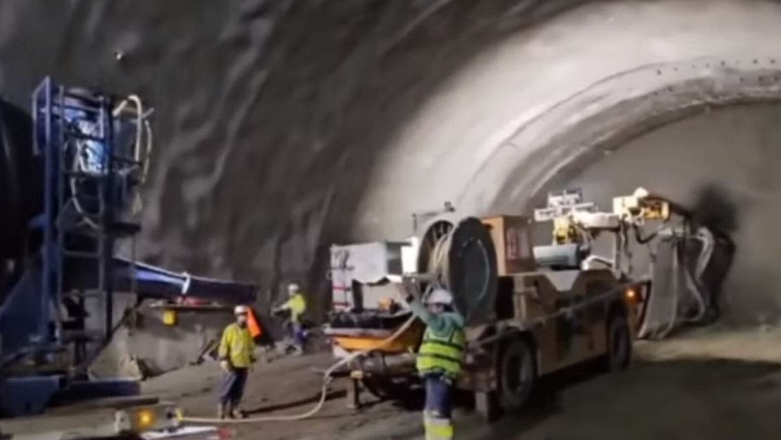 Alina și Daniela străbat Munții Carpați. Imagini în premieră cu tunelurile de pe autostrada ...