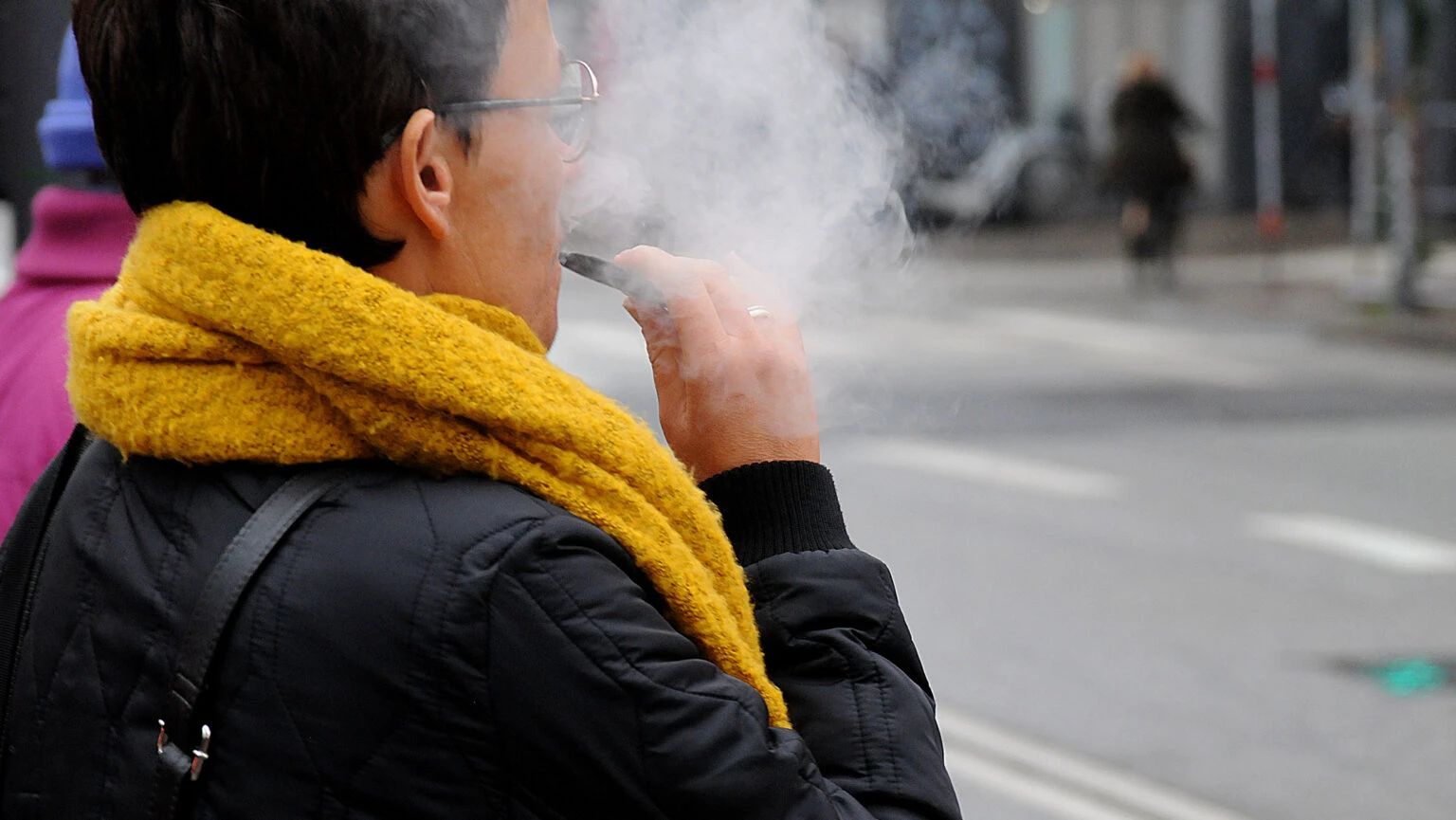 Fumatul este interzis la 5 m de altă persoană. Unde se aplică noua ...