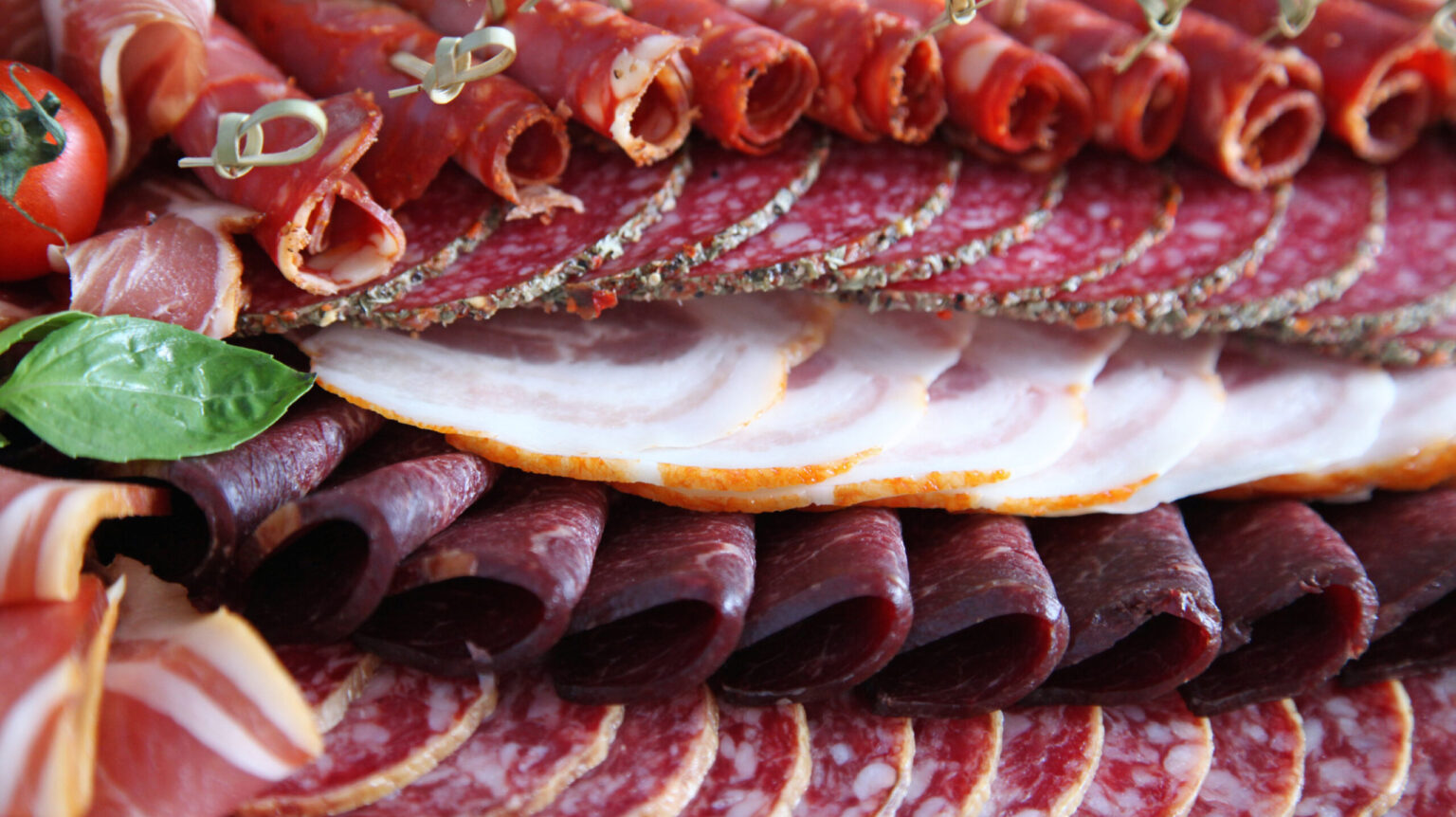 Adevărul pentru cei care mănâncă mezeluri! Ce trebuie să știi, de fapt ...