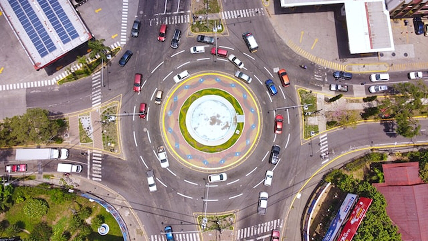 Cod Rutier 2024. Regula de circulație în sensul giratoriu cu două benzi