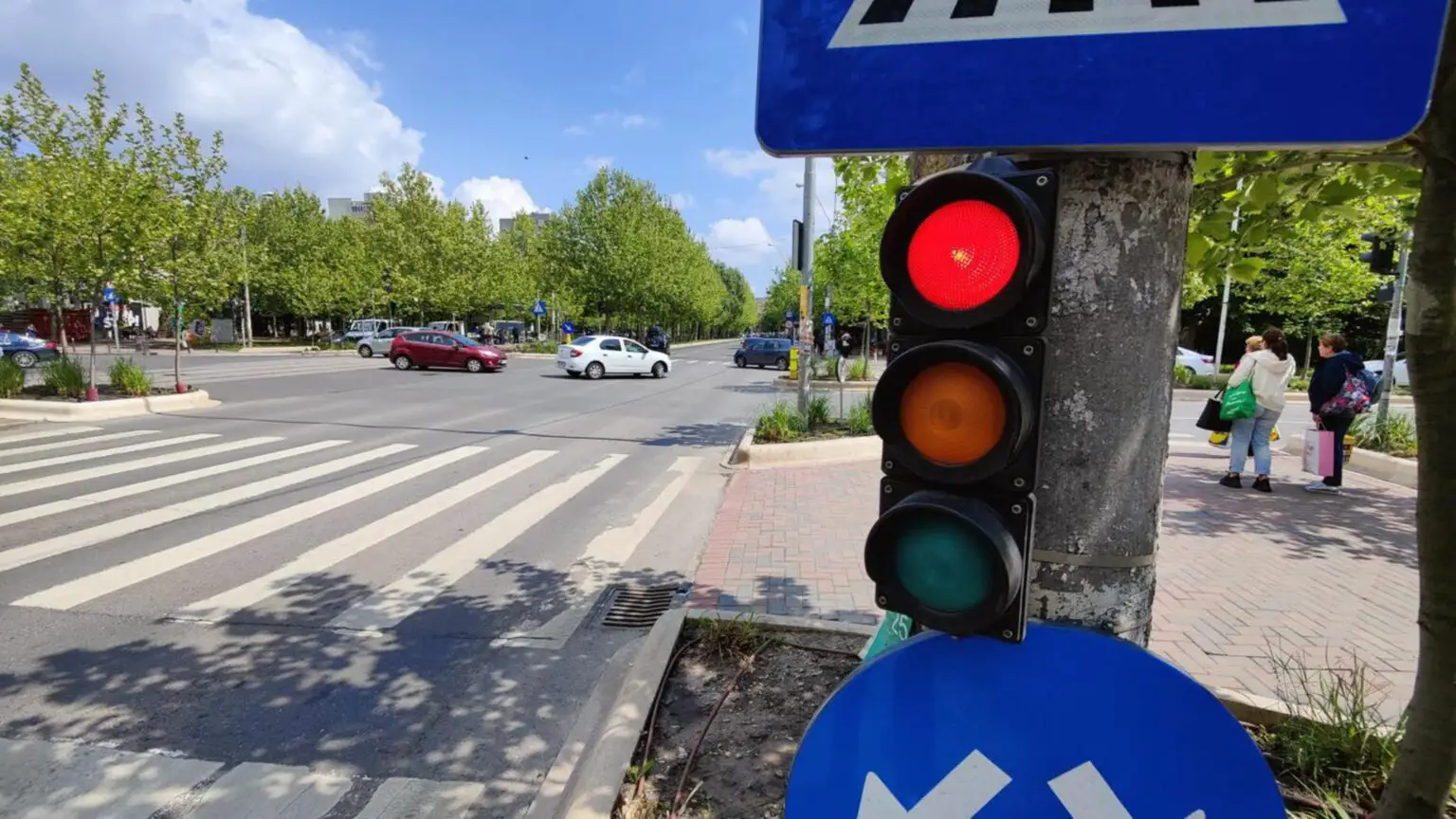 Semafoarele se schimbă definitiv. Noile reguli de circulație pentru șoferi