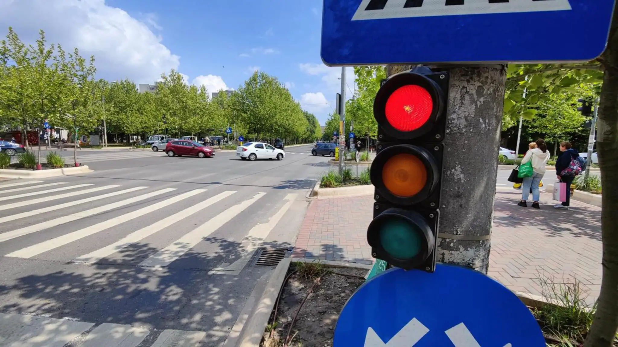 Este obligatoriu pentru șoferi când opresc la semafor. Regula de care ...