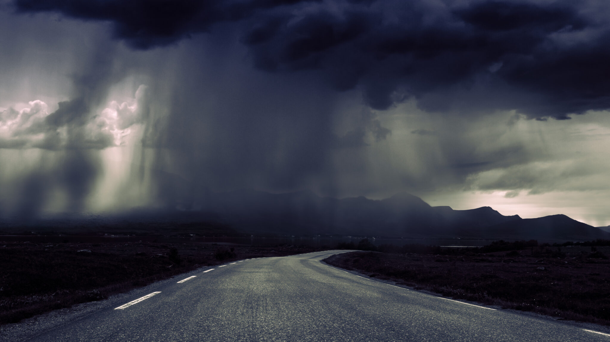 Se strică vremea în România. Vom avea parte de ploi torențiale și furtuni