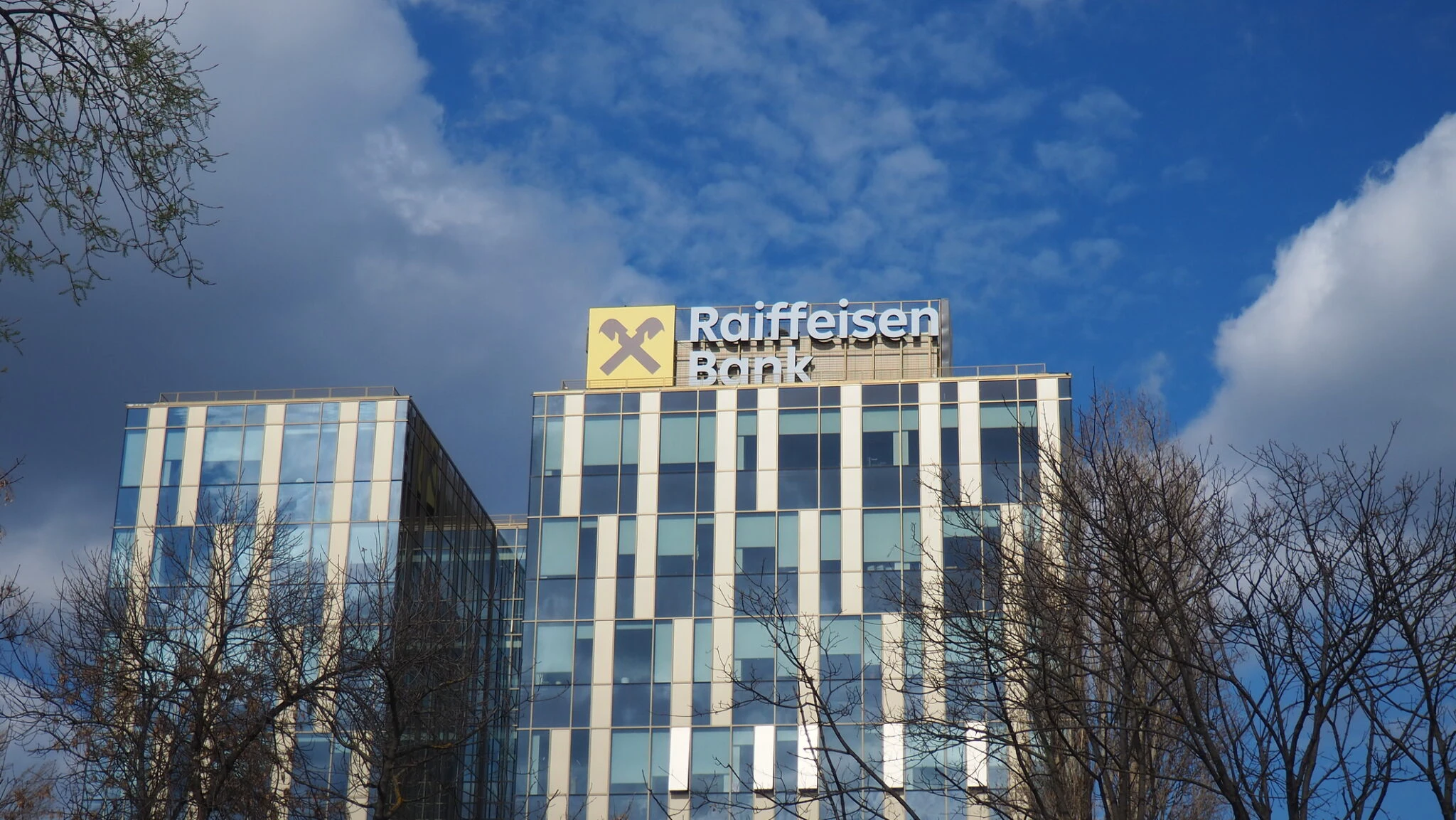 Anunț pentru clienții cu cont și card la Raifeissen Bank. Trebuie să ...