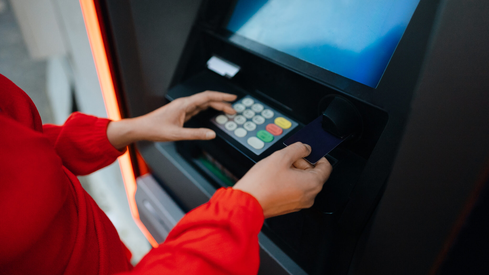 Retragere numerar de la ATM. Avertisment pentru românii cu card. Se activează manual la bancomat ...