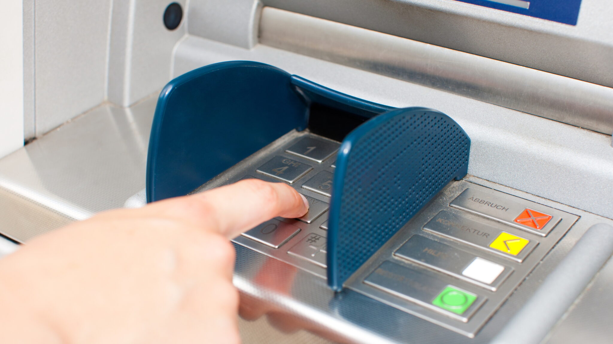 Stop la retragerea de numerar. Anunț pentru cei care scot cash de la bancomate. Dispar aceste ...