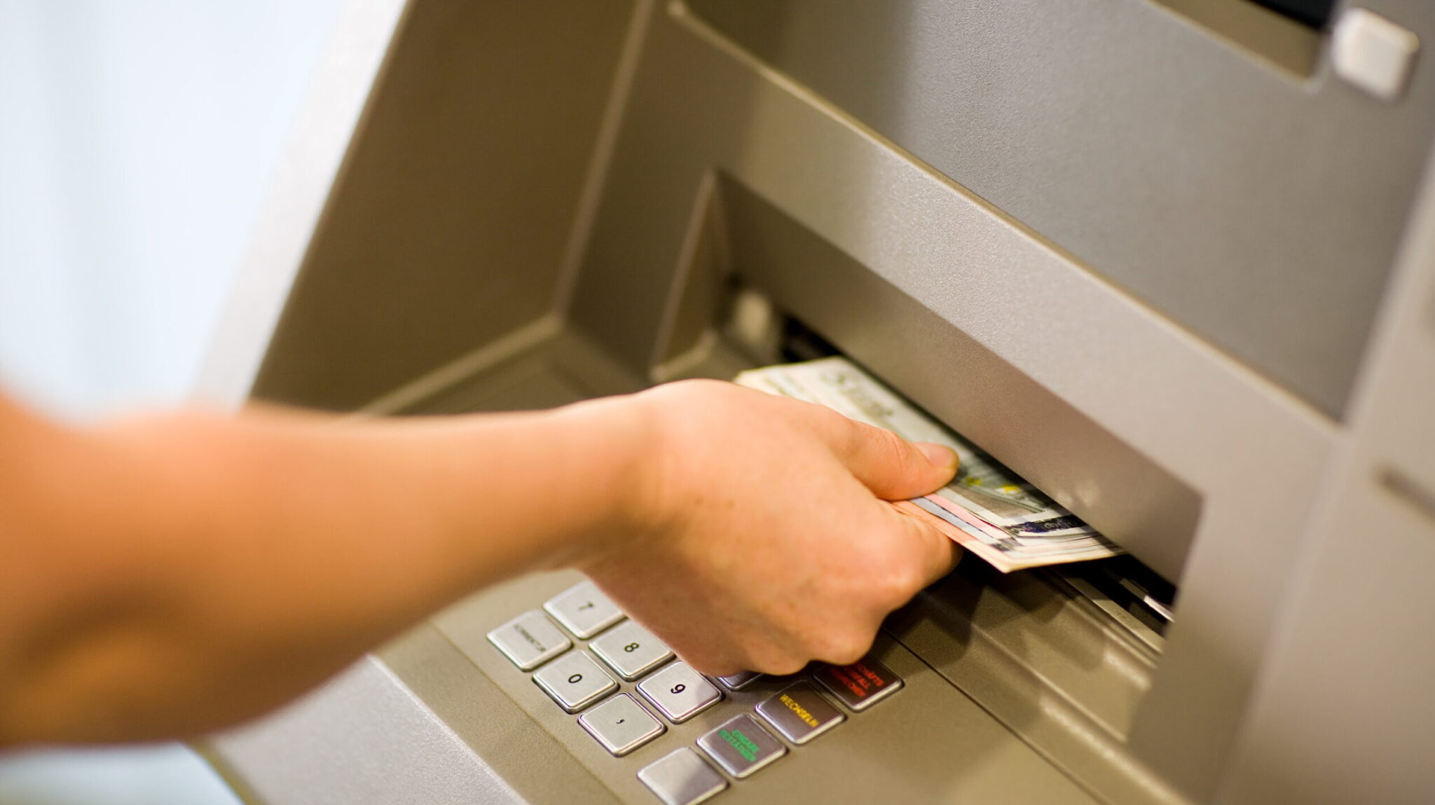 Taxă impusă la bancomate. Avertisment pentru cei care scot banii cash de la ATM – Capital