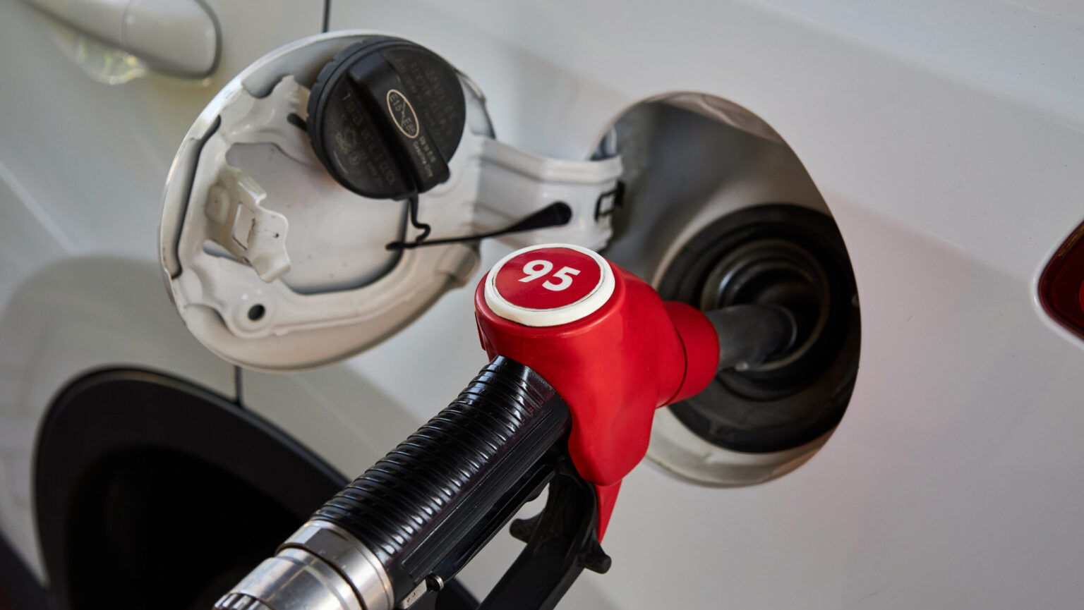 Șoferii cu mașini pe motorină sau benzină sunt obligați să plătească. E ...