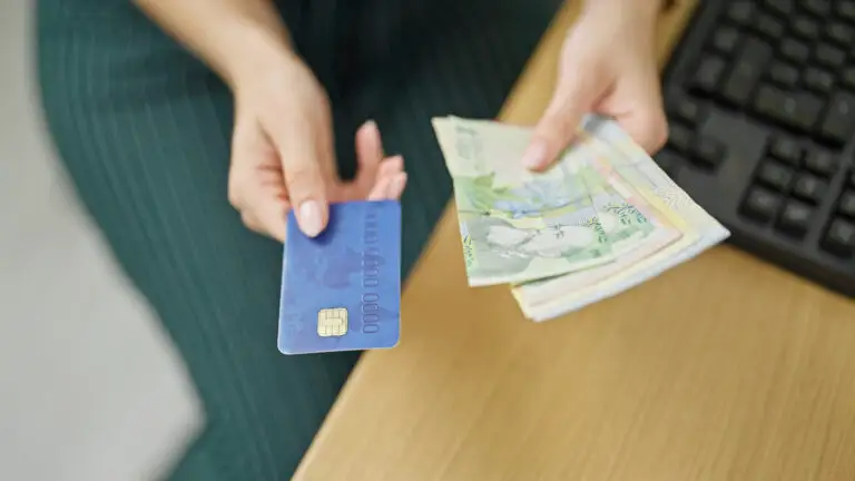 Bani cash sau card? Ce se întâmplă dacă utilizăm mereu plata cu cardul