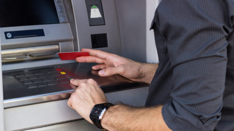Anunț pentru cei care retrag cash de la bancomat! Toți cei care au bani pe card trebuie să știe