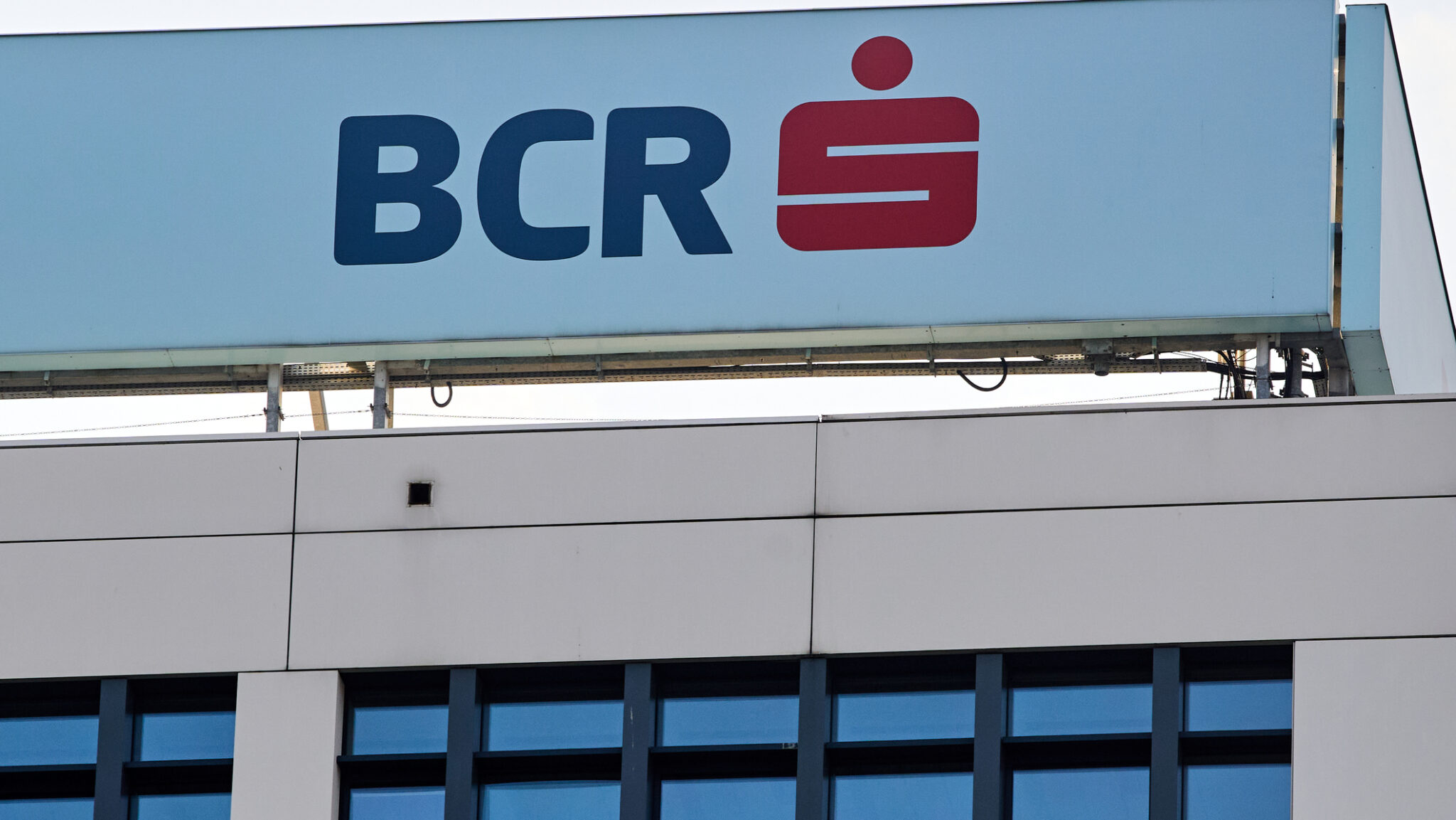 Programul băncilor de Sărbători. Când vor fi închise unitățile BCR ...