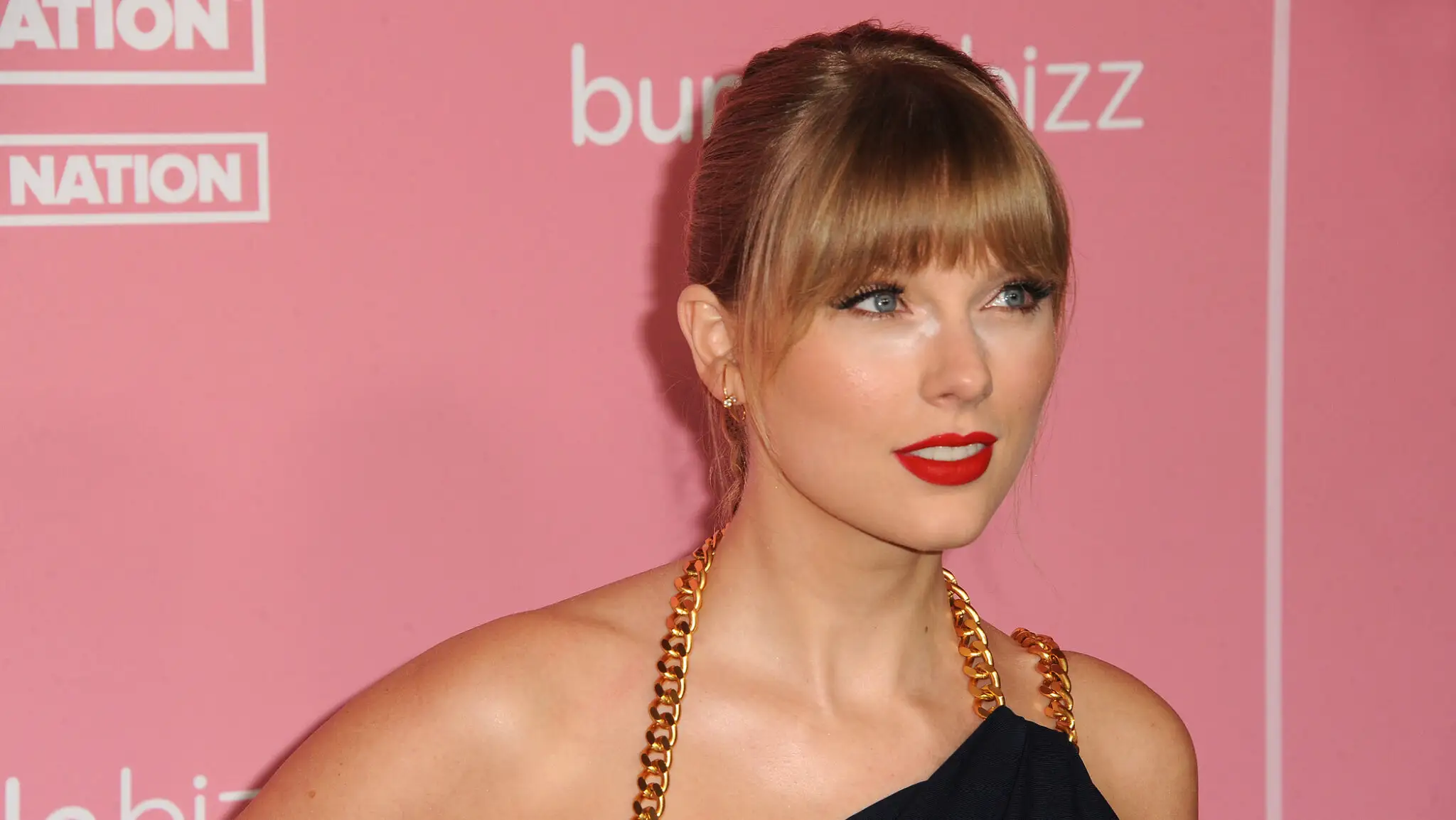 Taylor Swift o susține pe Kamala Harris pentru președinție. Trump nu-și ...