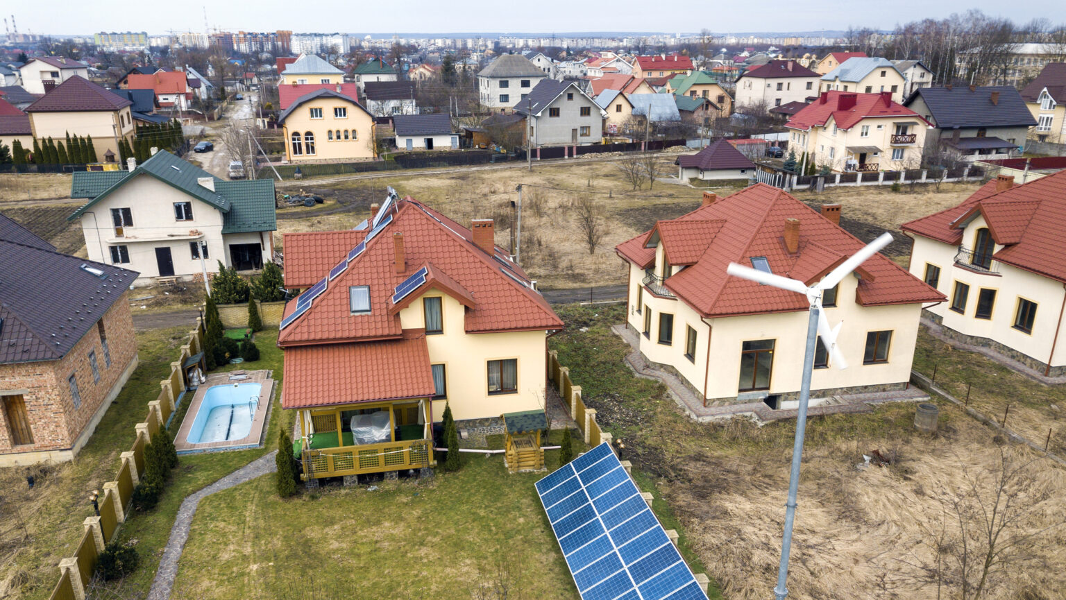 Obligație pentru cei cu casa la curte. Vecinii trebuie să-ți permită ...