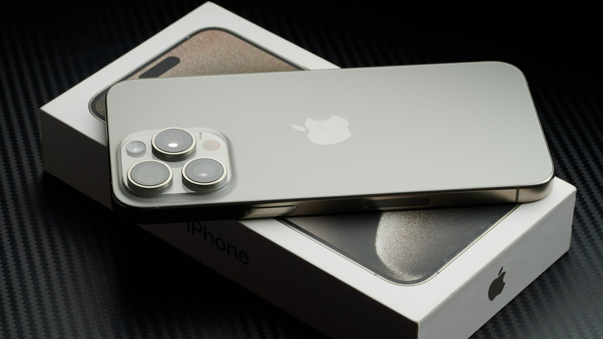 Apple domină vânzările. iPhone 15, cel mai bine vândut telefon