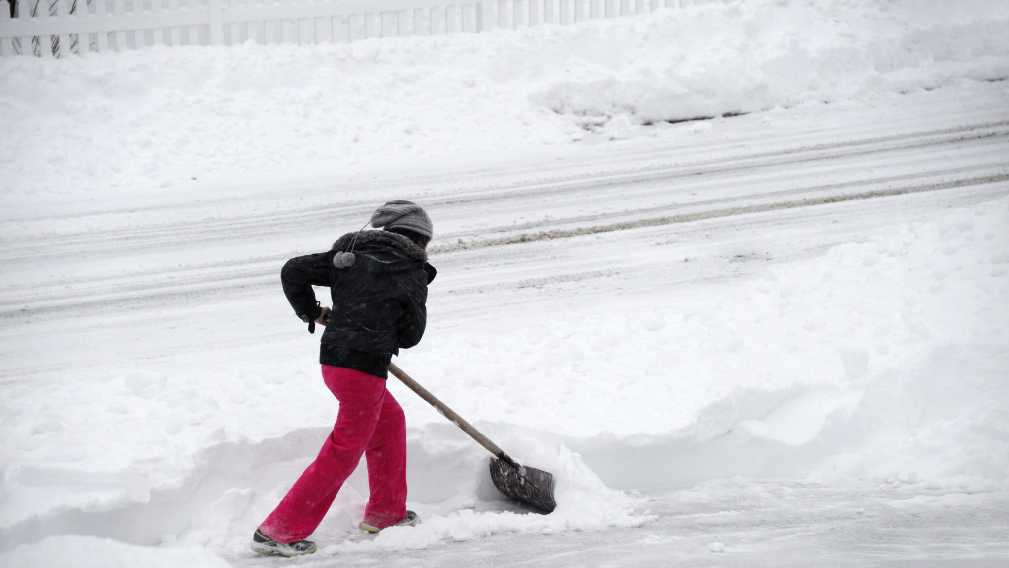 A nins în România! Prima ninsoare în acest an. Unde s-a așternut zăpada ...