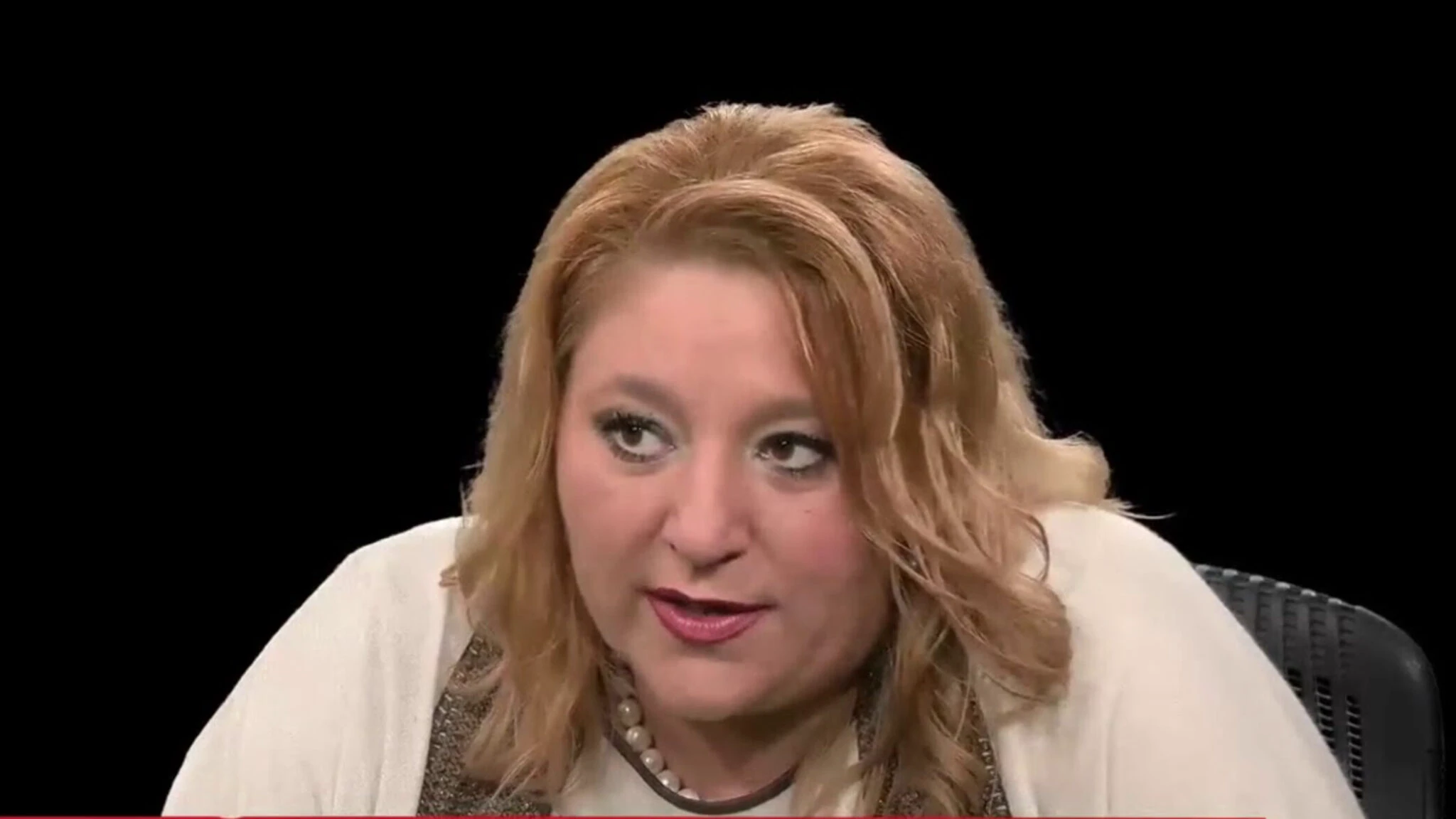 Diana Șoșoacă spune „Pas” Parlamentului. Nu va mai fi senator Diana Șoșoacă spune „Pas” Parlamentului. Nu va mai fi senator