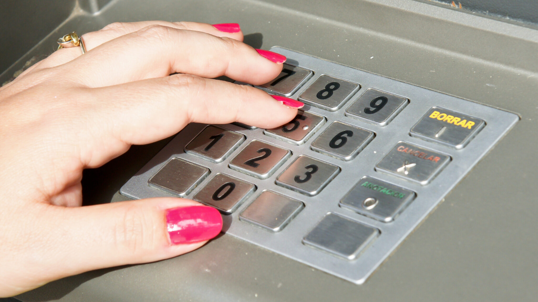 Retragere numerar de la bancomat. Anunț pentru toți românii care scot bani de la ATM – Capital