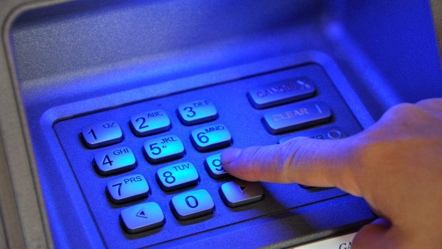 Avertisment pentru cei care scot numerar la ATM. Îți pierzi pe loc toți banii la bancomat