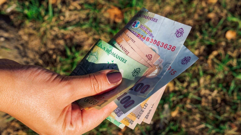 Anunț pentru cei care retrag cash de la bancomat! Toți cei care au bani pe card trebuie să știe